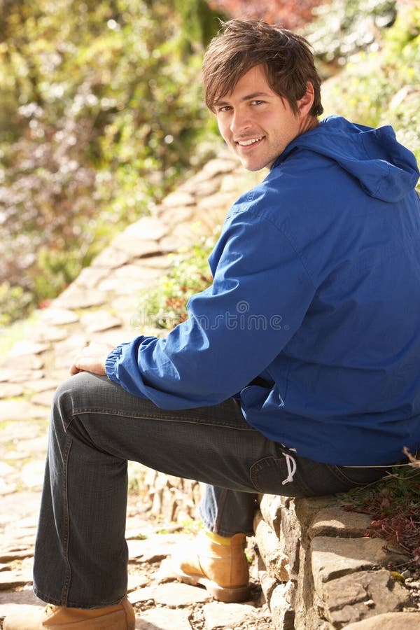 Junger Mann, Der am Pfosten Sich Lehnt Stockbild - Bild von vertikal ...