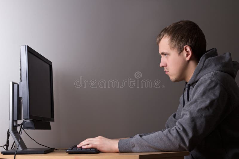 Junger Mann, Der Mit Personal-Computer Arbeitet Stockfoto - Bild von ...