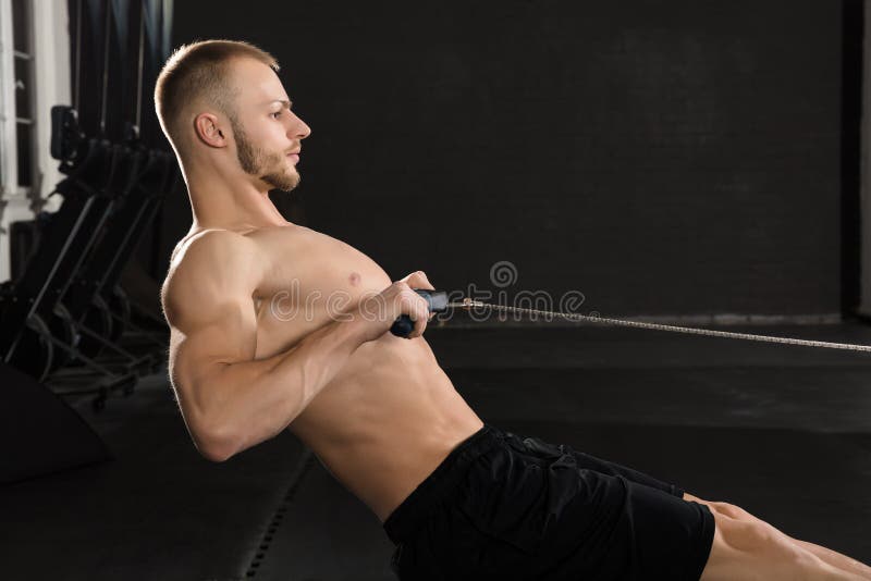 Eignungs-Mann-Trainings-Arme Mit Gymnastik-Ringen Stockbild - Bild von ...