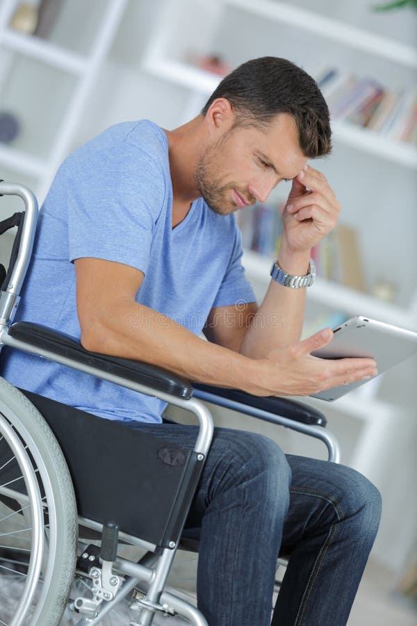 Mann In Einem Rollstuhl Unter Verwendung Eines Computers Stockbild ...