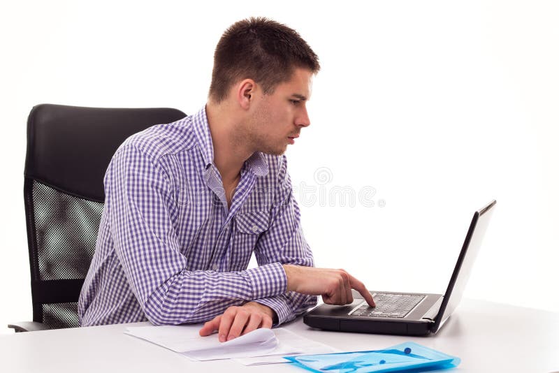 Junger Mann am Computer stockfoto. Bild von brünette - 23205402