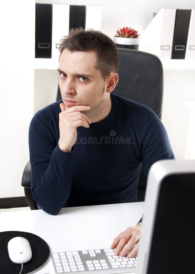 Junger Mann Denkt Vor Seinem Computer Stockfoto - Bild von person ...