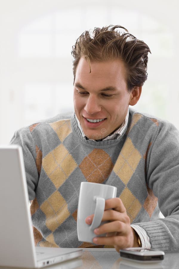 Junger Schwarzer Mann, Der Eine Laptop-Computer Außerhalb Eines Cafés ... Junger Schwarzer Mann, Der Eine Laptop-Computer Außerhalb Eines Cafés ...