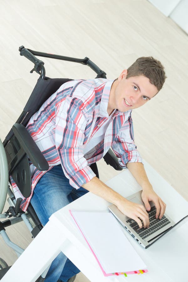 Mann in Einem Rollstuhl Unter Verwendung Eines Computers Stockbild ...