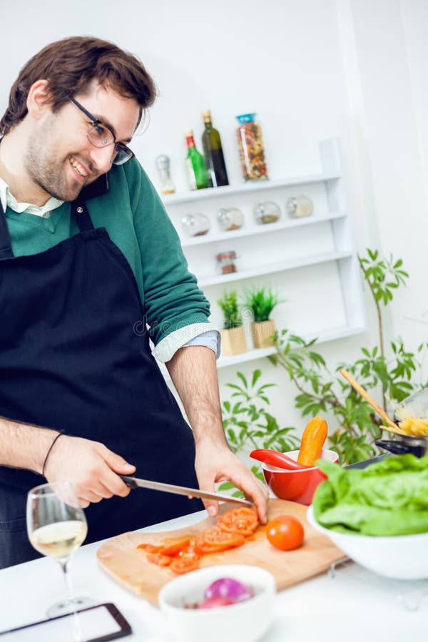 Junger Mann-Kochen stockfoto. Bild von menschlich, vorstand - 41324550