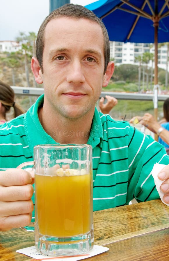 Junger Mann mit Bier stockfoto. Bild von lächeln, europäisch - 9328088