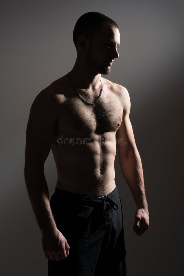 Junger Mann Mit Einem Blanken Torso Stockfoto - Bild von bodybuilder ...