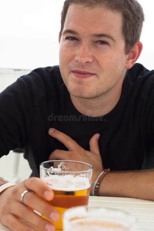 Trinkendes Bier Des Mannes Von Der Flasche Stockbild - Bild von draußen ...