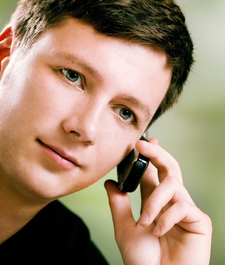 Junger Mann mit Handy stockfoto. Bild von beweglich, kamera - 1657460