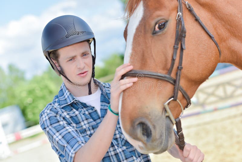 Junger Mann Mit Einem Pferd Stockbild - Bild von nasenlöcher ...
