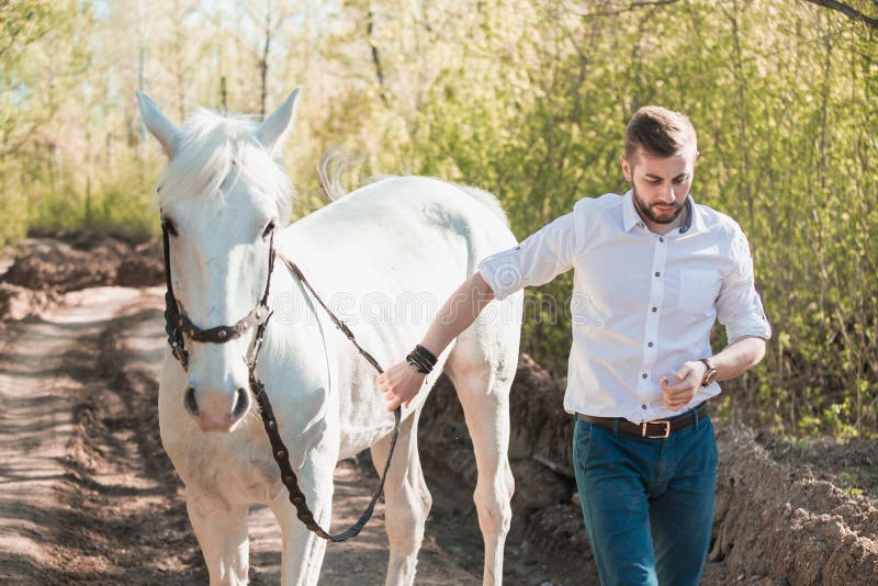 Junger Mann Mit Pferd Des Herbstes Szene Draußen Stockbild - Bild von ...