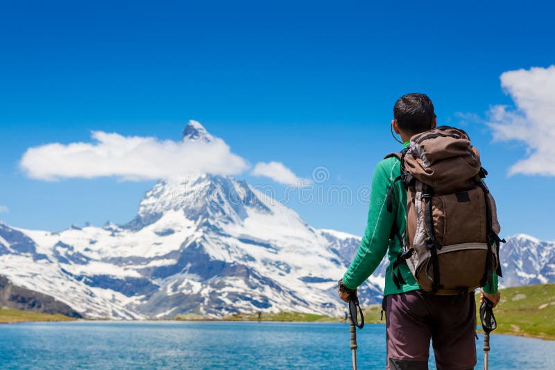Junger Mann mit Rucksack stockbild. Bild von sitzung - 38189343