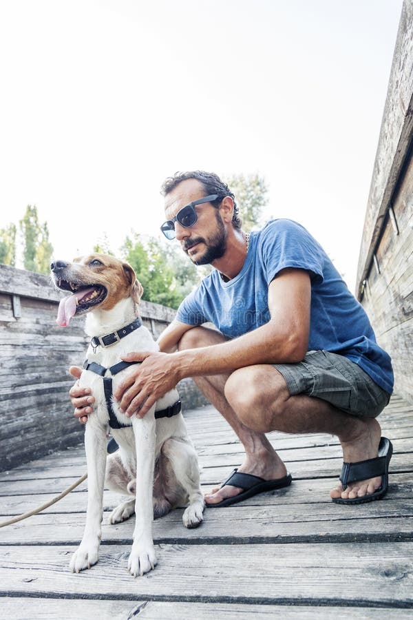 Junger Mann Nimmt Ein Selfie Mit Seinem Hund Stockfoto - Bild von ...