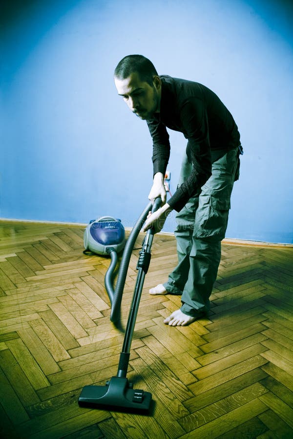 Junger Mann-Staub saugen stockbild. Bild von beschattet - 2583311