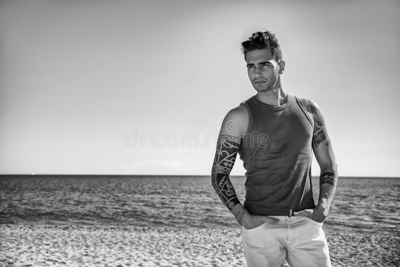 Junger Mann am Strand in Sunny Summer Day Stockfoto - Bild von person ...