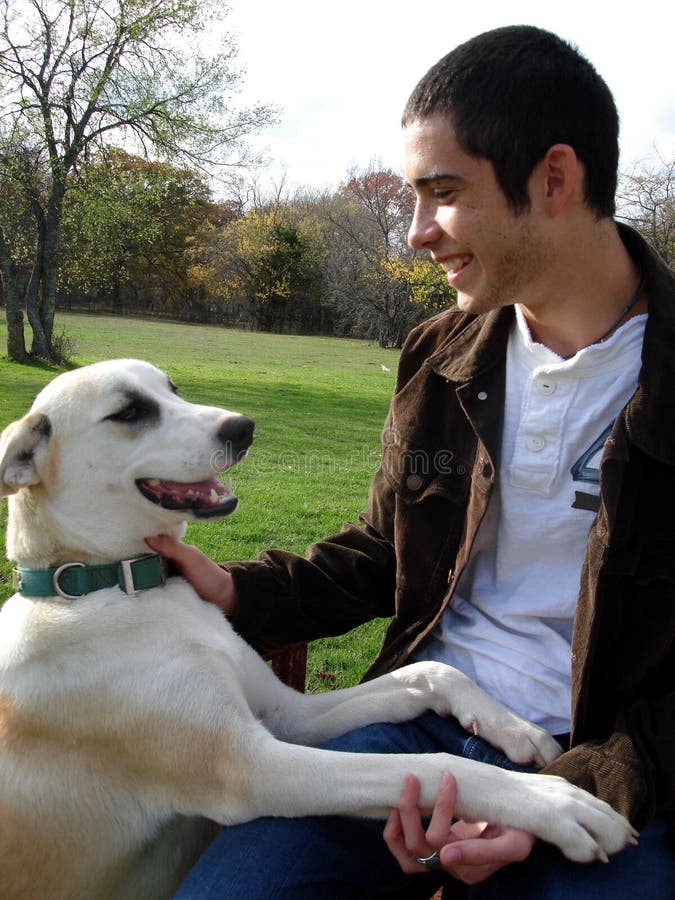 Junger Mann und Hund stockfoto. Bild von beiläufig, haarig - 1594356