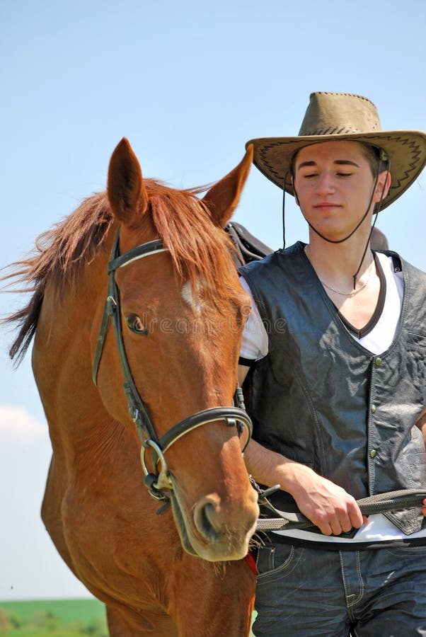 Attraktiver Junger Mann, Der Pferd Petting Ist Stockfoto - Bild von ...