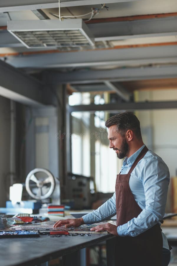 Junger Meister in Der Werkstatt Stockfoto - Bild von leute, abbildung ...