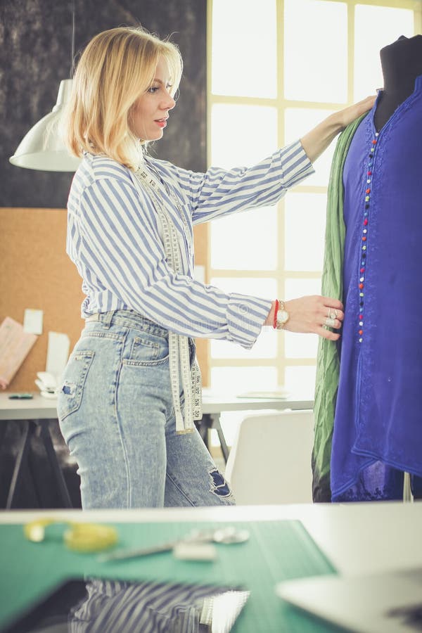 Junger Modedesigner, Der am Studio Arbeitet Stockfoto - Bild von ...