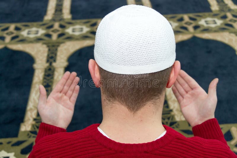 Junger Moslemischer Mann, Der Islamisches Gebet Zeigt Stockfoto - Bild ...