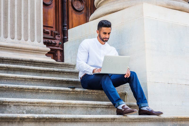Junger Ostindischer Amerikanischer Mann Mit Dem Bart, Der in New York ...