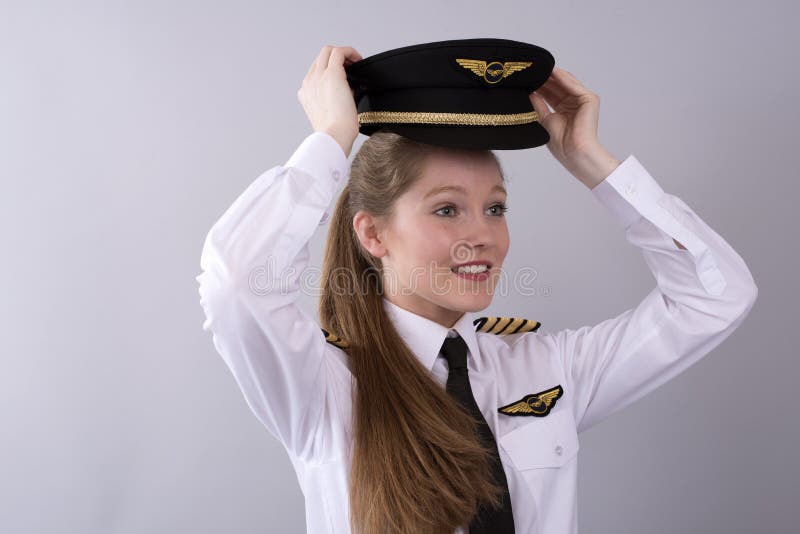 Junger Pilot Mit Langem Braunem Haar- Und Uniformhut Stockfoto - Bild ...