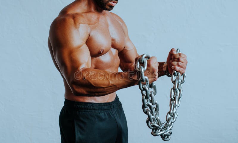 Junger Starker Bodybuilder Mit Schwerer Kette Stockbild - Bild von ...