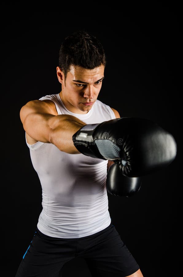 Junger Starker Boxer Mit Boxhandschuhen Stockbild - Bild von ...