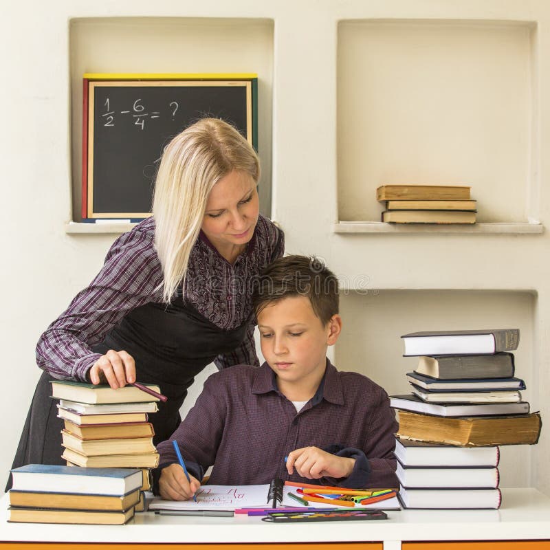 Junger Student Lernt Zu Hause Mit Einem Seinem Tutor Ausbildung ...