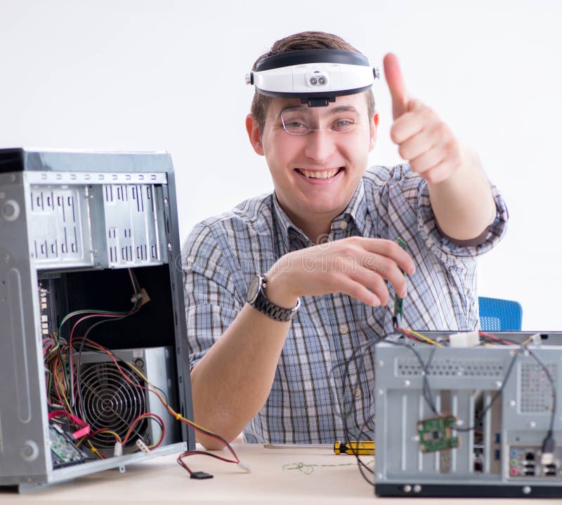 Junge Techniker Reparieren Computer in Der Werkstatt Stockbild - Bild ...