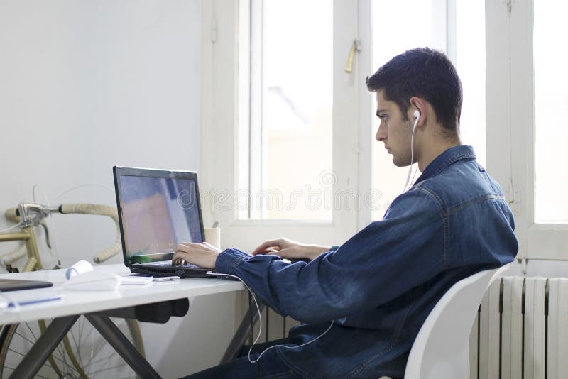 Junges Arbeiten Mit Ihrem Computer Stockbild - Bild von beiläufig ...