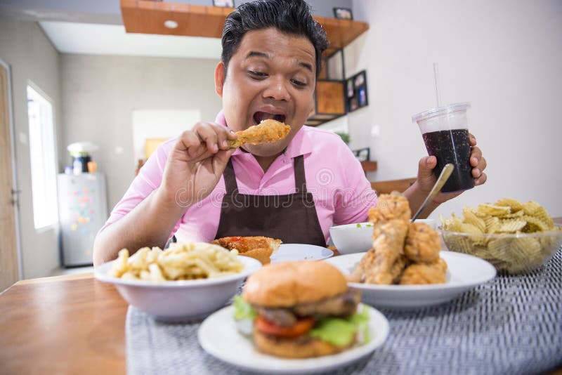 Junges Fettes Fleisch Fressendes Stockbild - Bild von gierig, knusperig ...