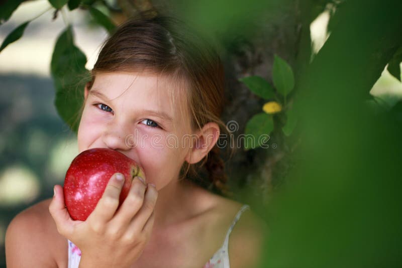 Junges Mädchen, Das Einen Apfel Isst Stockbild - Bild von porträt ...