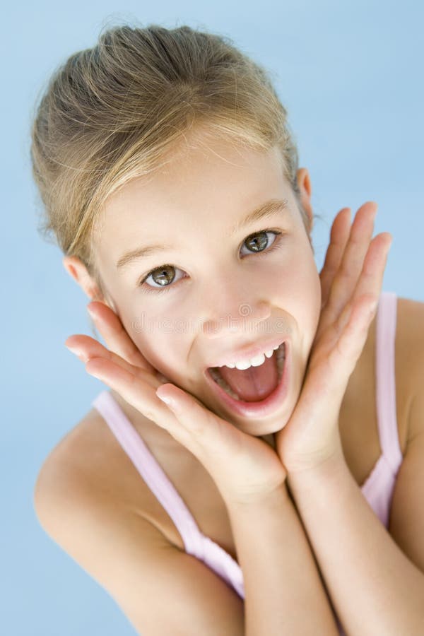 Drei Junge Mädchen, Die Auf Einem Bett in Ihren Pyjamas Liegen ...