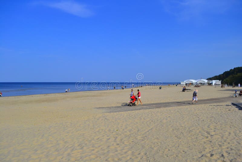 Jurmala, Riga, Lettland, Europa Mit Lettischer Flagge Redaktionelles ...