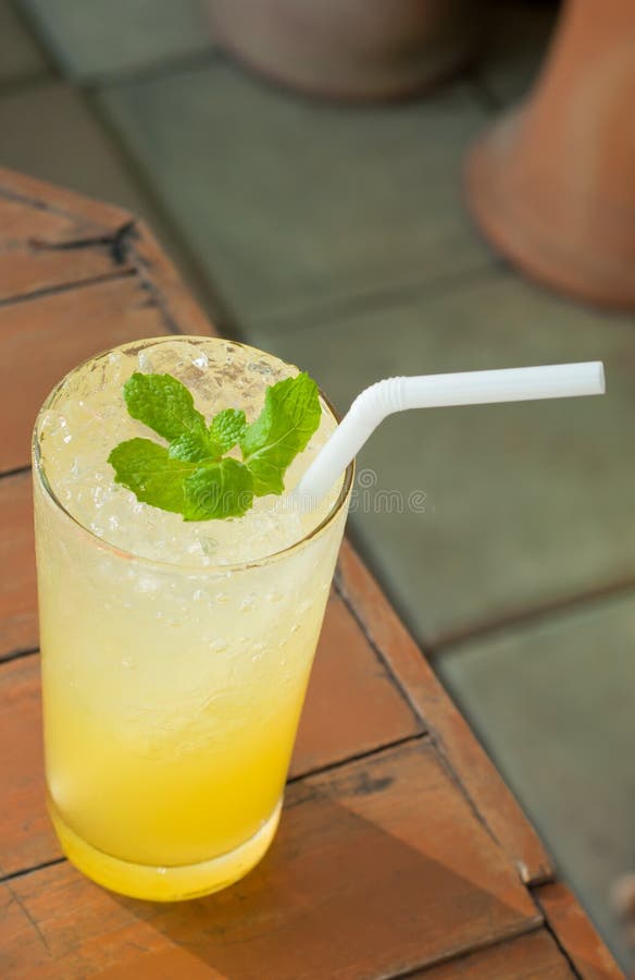 Jus d'ananas image stock. Image du vitamine, savoureux - 28077507