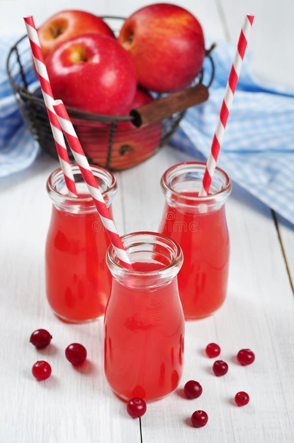 Jus de canneberge photo stock. Image du fruits, cruche - 35826834