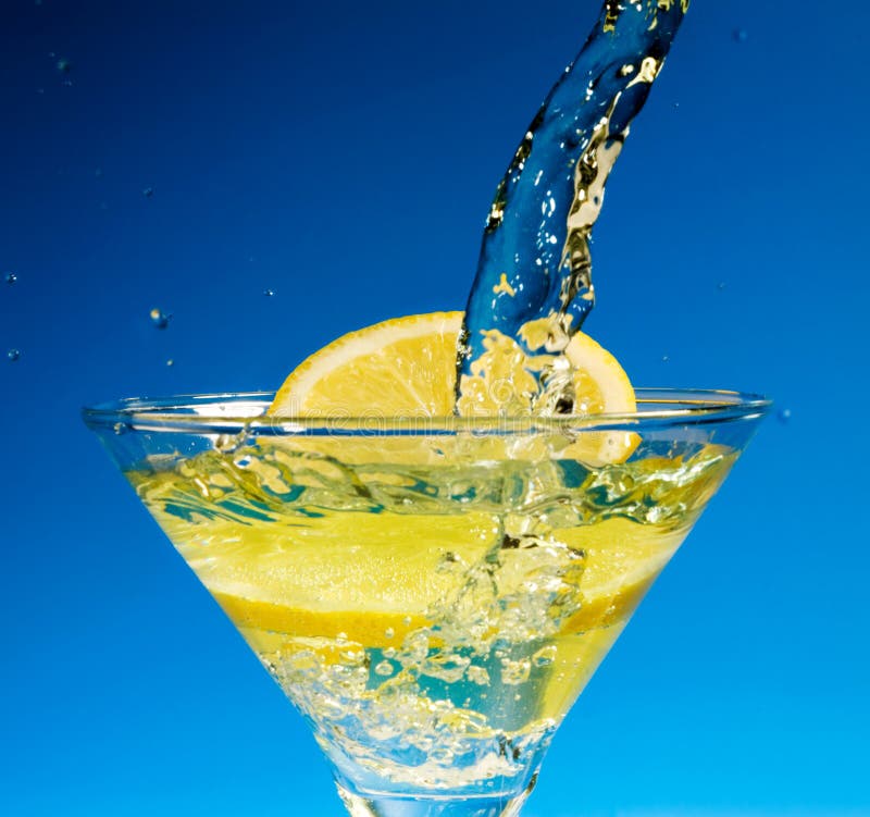 Citron dans le jus image stock. Image du santé, acide - 7133039