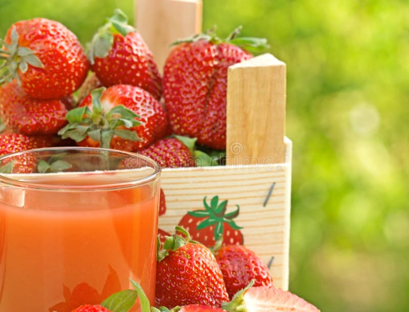 Jus de fraise et fraise image stock. Image du orientation - 30661501