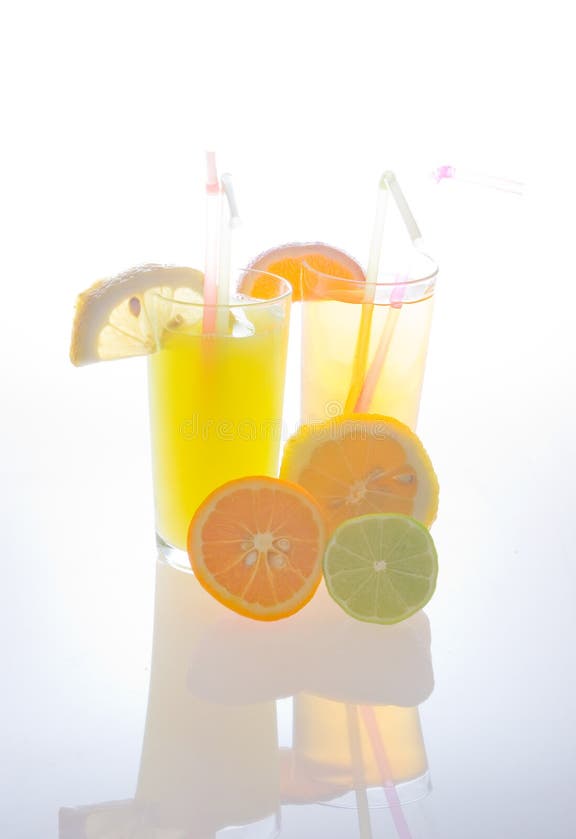 Jus de fruit image stock. Image du vert, paille, fruits - 4876095