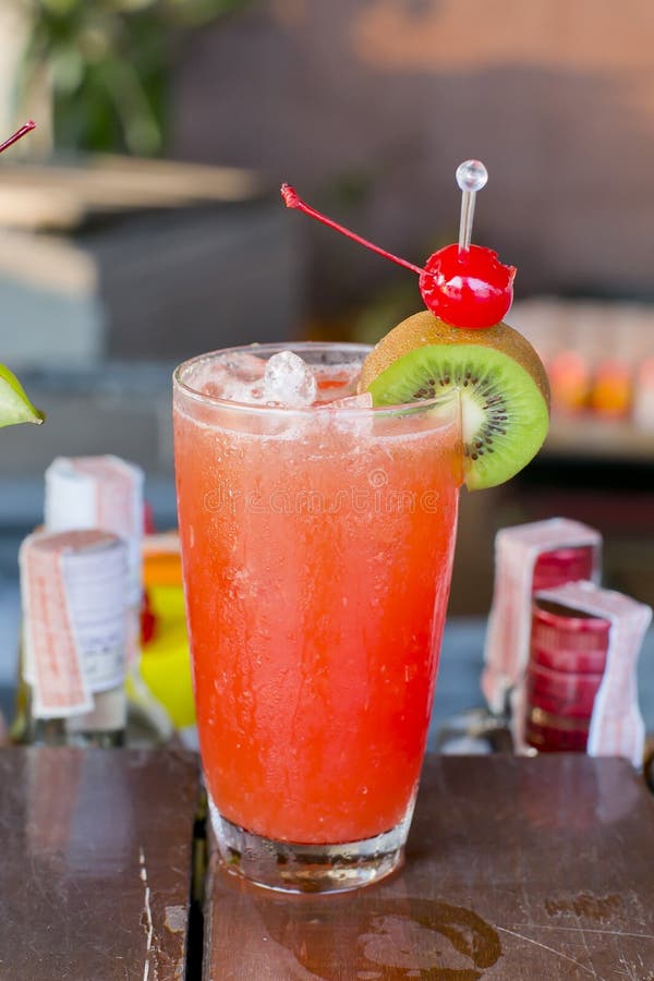 Cocktail de jus de fruit image stock. Image du coloré, rose - 629979