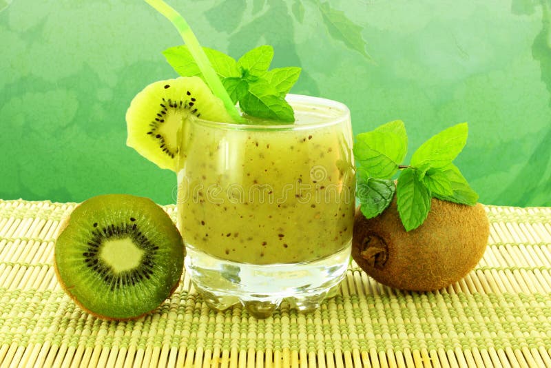 Jus de fruit de kiwi photo stock. Image du vert, home - 44824214