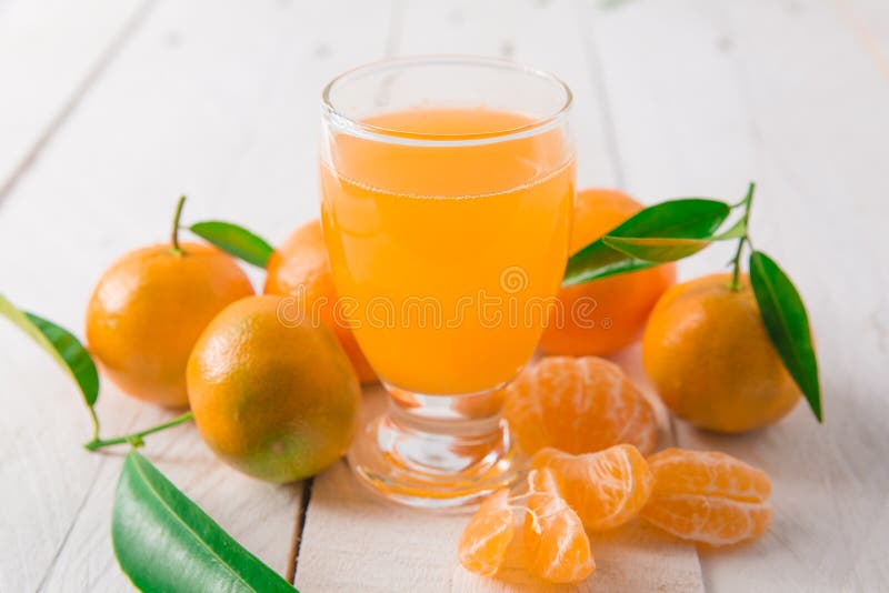 Jus De Mandarine Dans Le Pot En Verre Image stock - Image du blanc ...