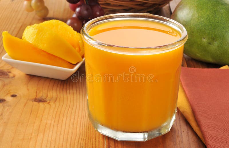 Mangue Dans L'éclaboussure De Jus D'isolement Sur Un Fond Blanc Photo ...
