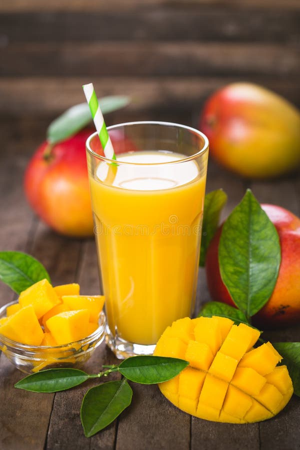 Jus De Mangue Dans Le Verre Photo stock - Image du frais, fond: 108531678