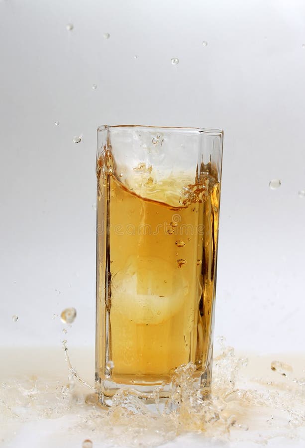 Jus de pomme photo stock. Image du complètement, glace - 31715016