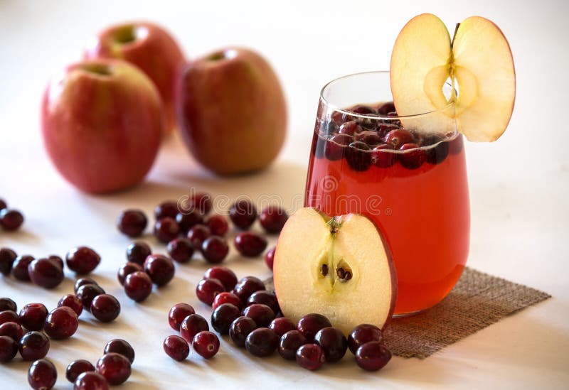 Jus De Pomme De Canneberge Dans Un Verre Photo stock - Image du fruit ...
