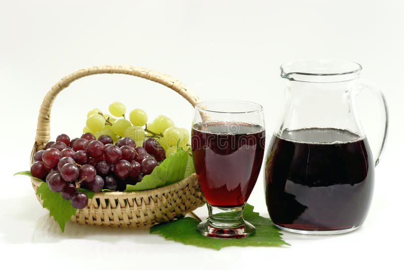 Jus De Raisins En Verre Sur Le Fond Blanc Image stock - Image du rouge ...