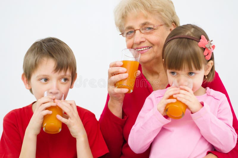 Jus potable de famille photo stock. Image du enfants - 36010456