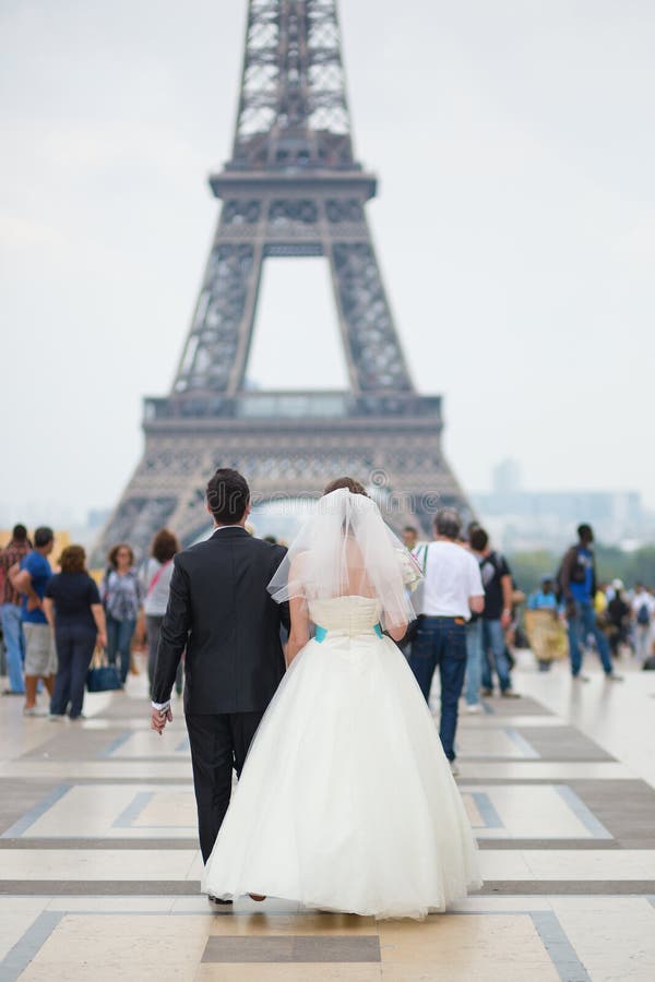Just Married Couple in Paris Stock Image - Image of celebration, crowd ...